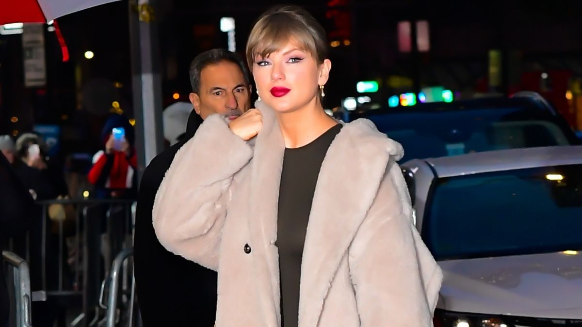 Taylor Swift’s Mini Skirt Look Sends Fans Into Meltdown Over Her Legs ...