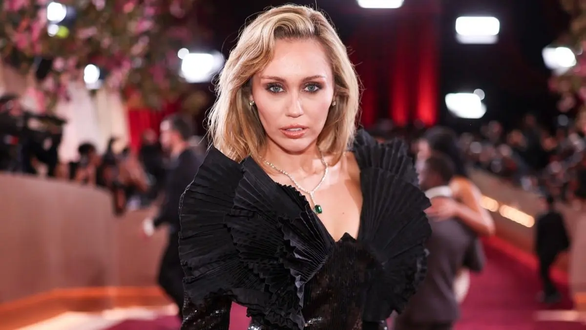 Miley Cyrus Shows How To Slay Plain Gucci Dress With Bold High Slit ...