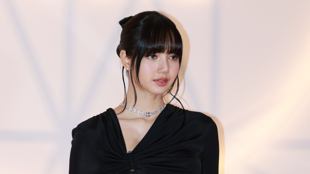 BLACKPINK’s Lisa’s Mini Shorts With Belts Take Over New Photos ...