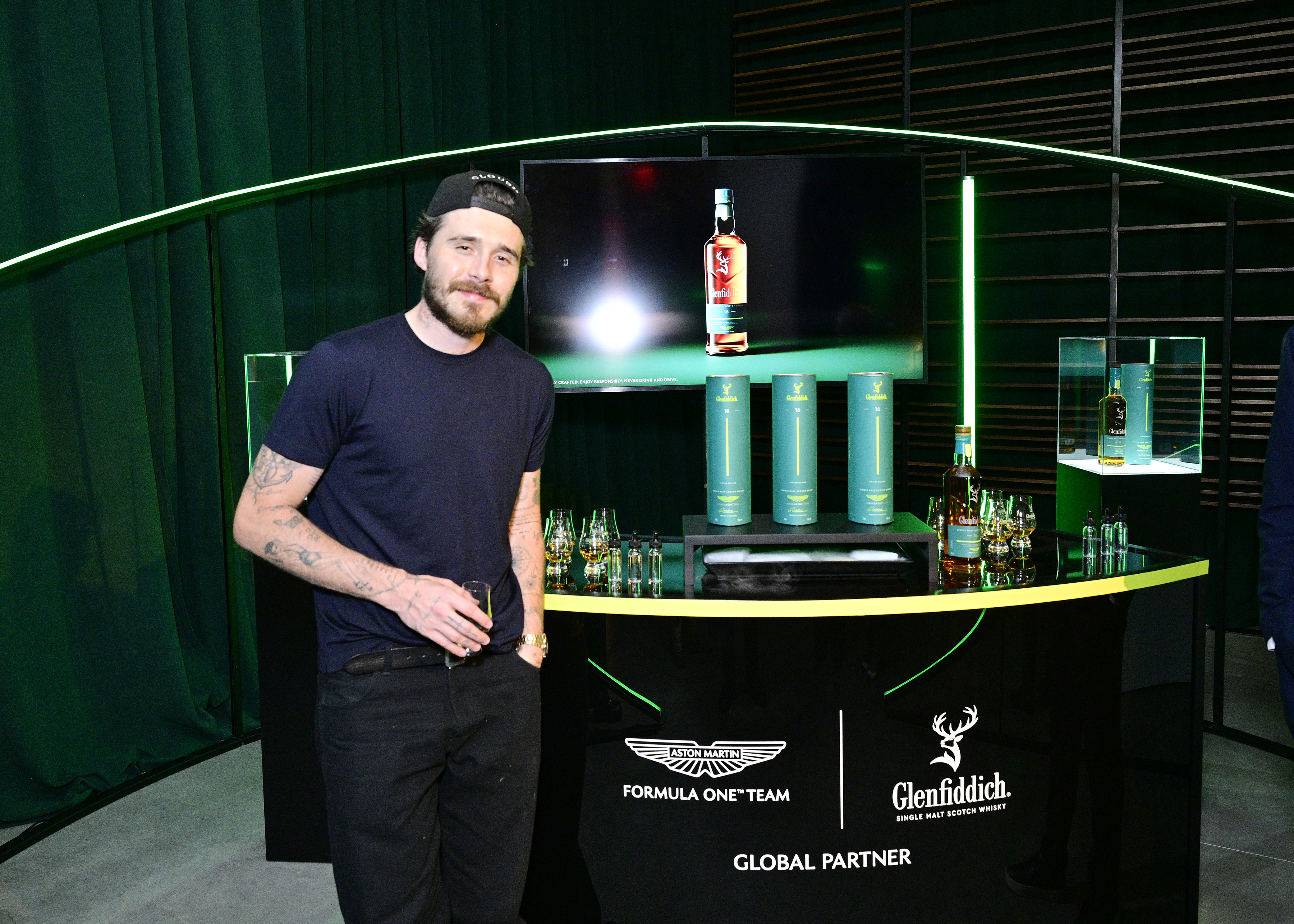 Brooklyn Beckham Calls Out Mom Victoria’s ‘Inappropriate Dancing’ With ...