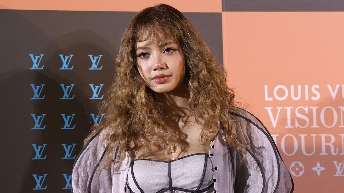 Blackpink's Lisa Dances Away in Kim Kardashian's Crop Tops & Shorts ...