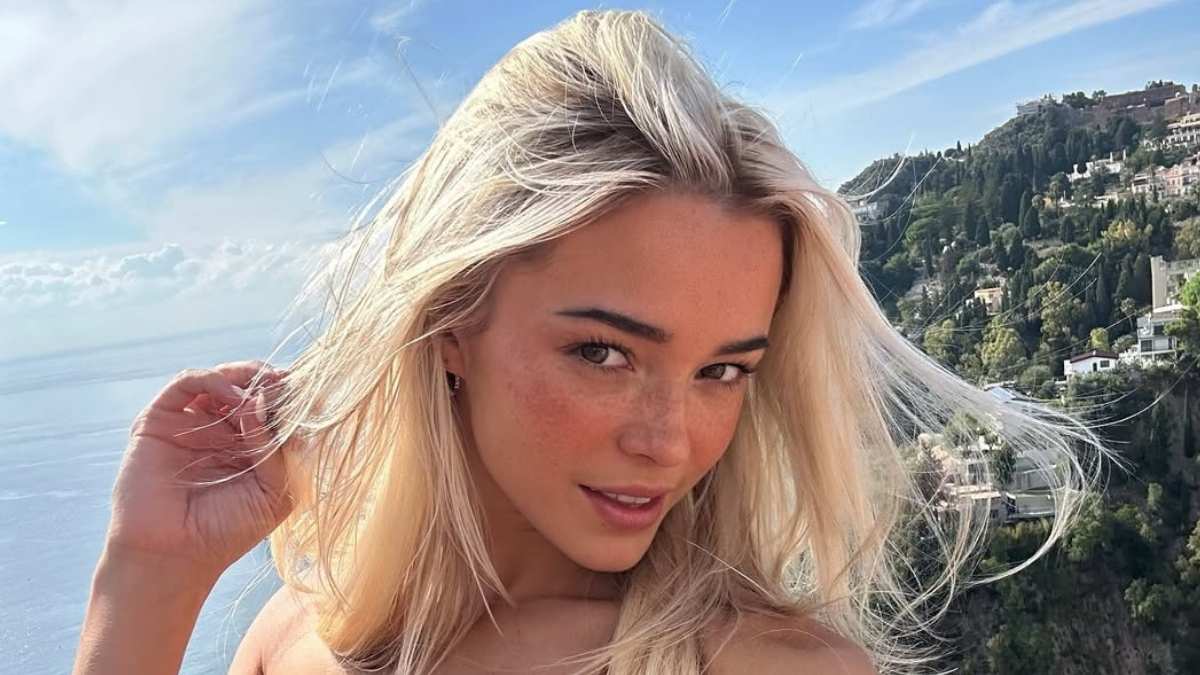 Livvy Dunne Soaks up Some Florida Sun in Bandeau Bikini Top Selfie ...