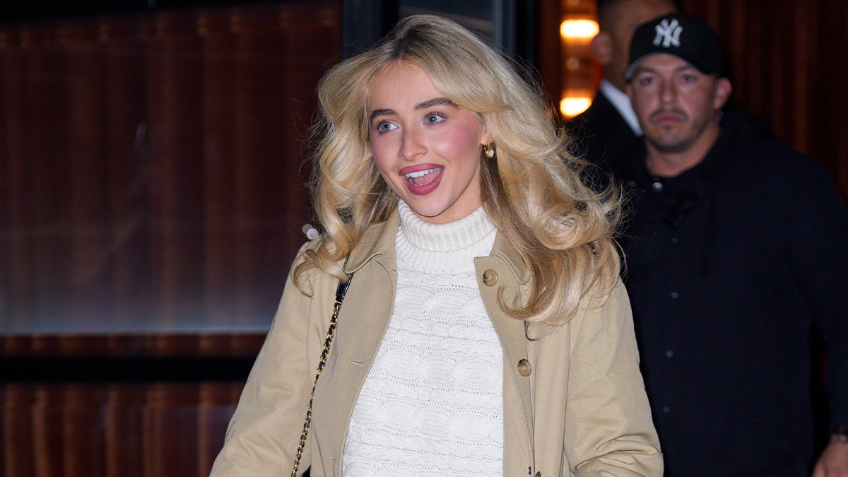 Sabrina Carpenter & Joe Keery Spark Dating Rumors With SNL Outing ...