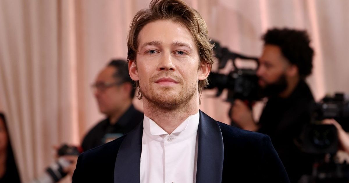 Taylor Swift’s Ex Joe Alwyn Suffers Wardrobe Malfunction at Golden Globes