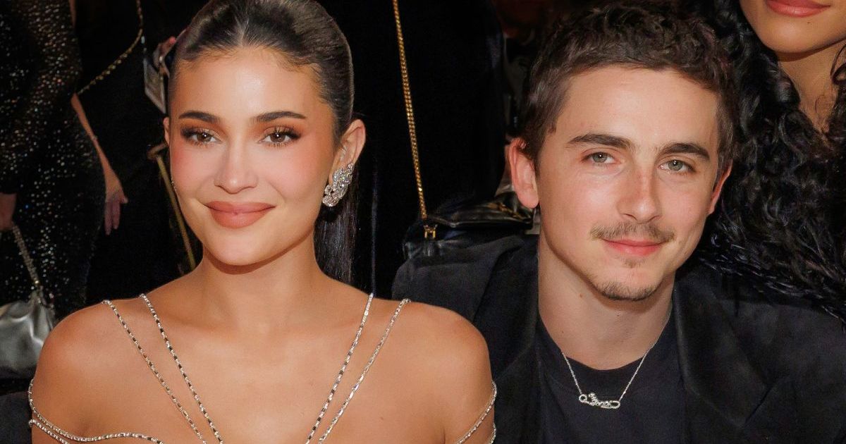 Kylie Jenner Poses With Boyfriend's Golden Globes Amid Snub Rumors ...