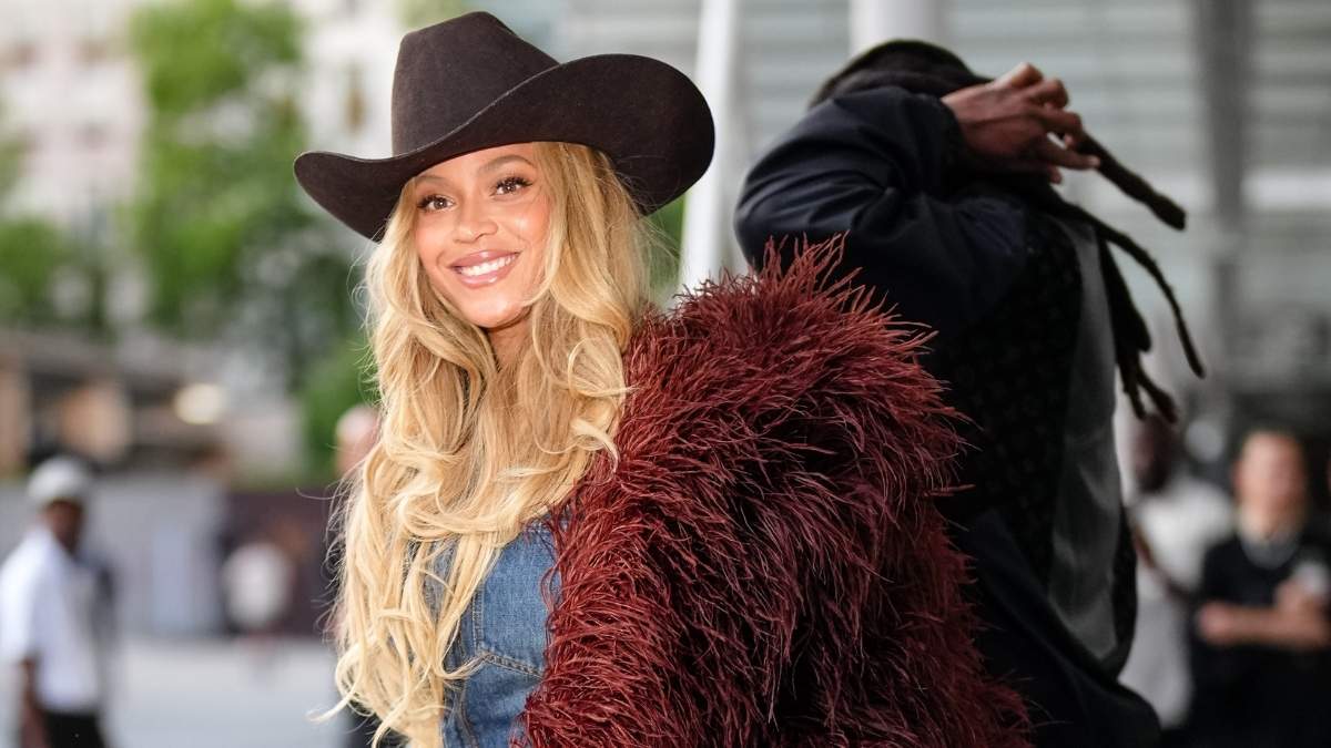Beyonce’s Super Bowl Top Has Ridiculously Daring & Unmissable Neckline ...