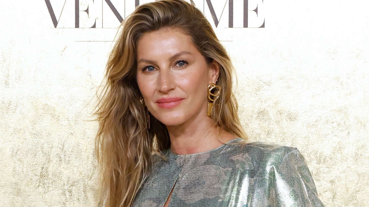 Gisele Bündchen’s 2016 Throwback Includes High-Slit Dress - Reality Tea