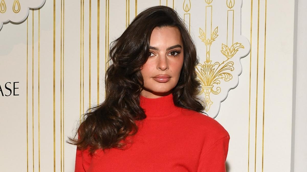Emily Ratajkowski Strikes a Pose in Head-Turning Crop Top for Oner ...