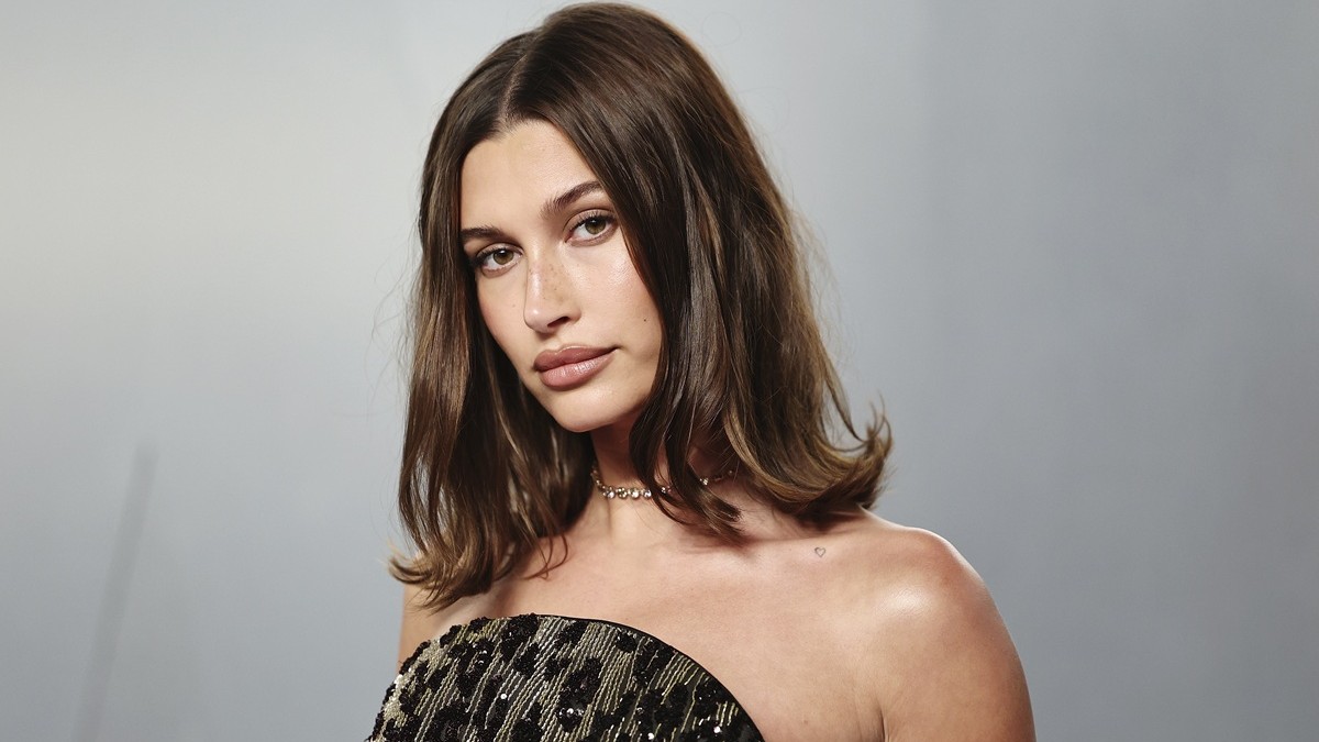 Hailey Bieber Steps Out in Striking Strapless Dress at Vanity Fair ...