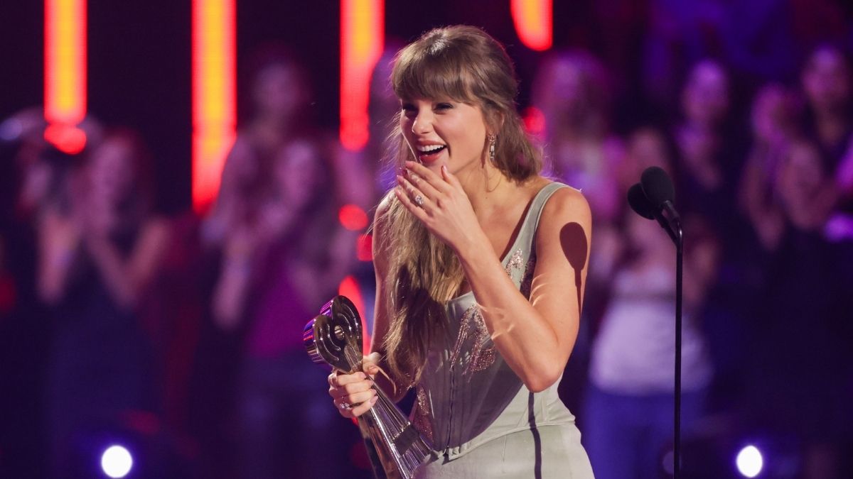 Taylor Swift’s Engagement Ring Makes Red Carpet Debut at iHeartRadio ...