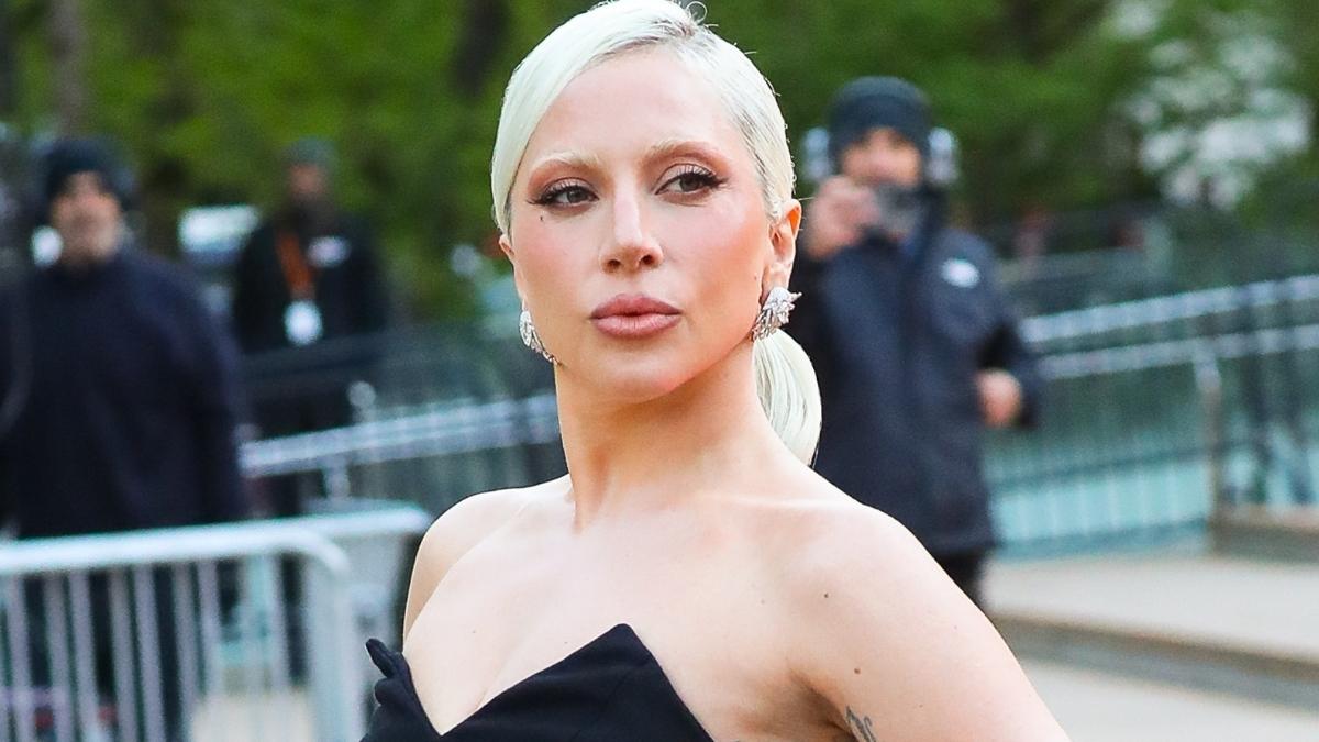 Lady Gaga Goes Statuesque in Strapless Gown at the Devil Wears Prada 2 ...