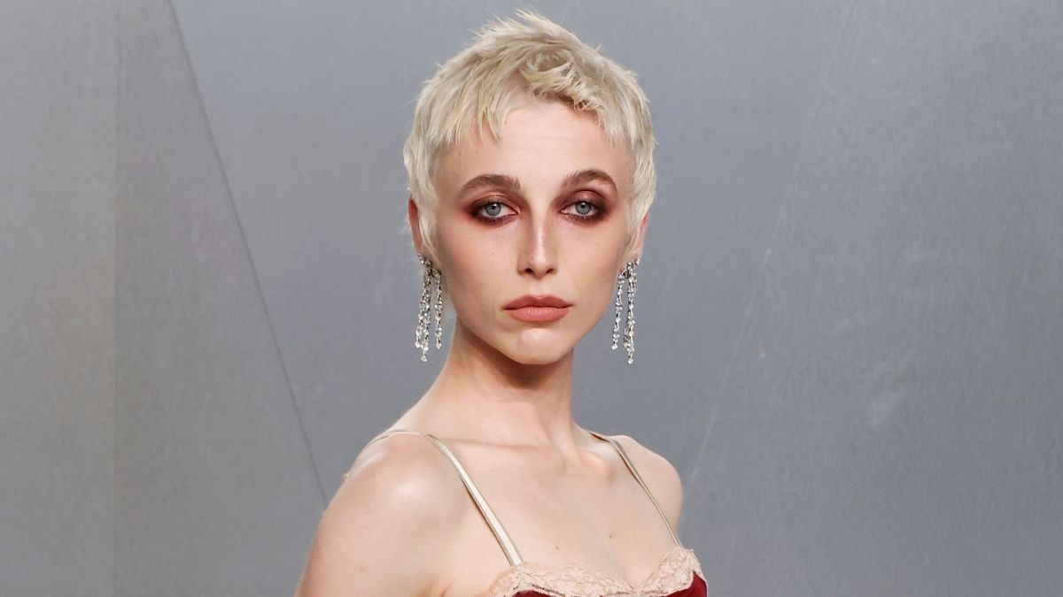 Emma Chamberlain Brings the Drama in See-Through Lacy Marc Jacobs Look ...
