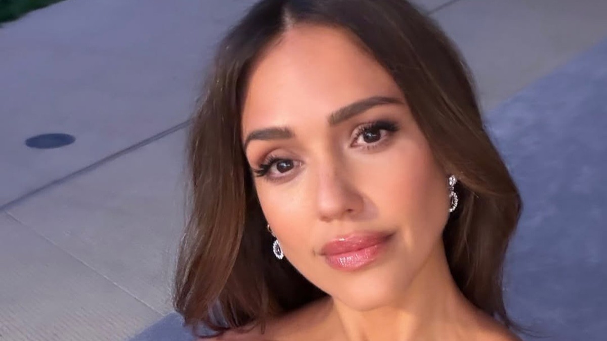Jessica Alba Sunbathes in String Bikini That Reveals More Than Expected ...