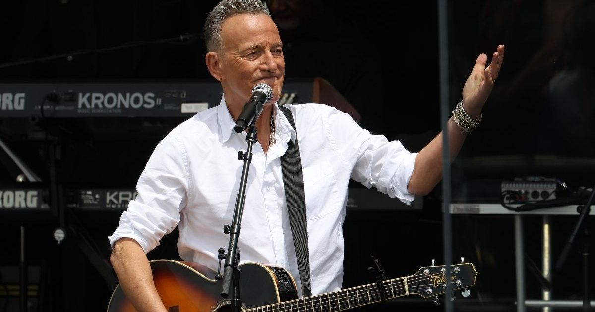 Bruce Springsteen Uses Barack Obama’s Own Words to Introduce His Song ...
