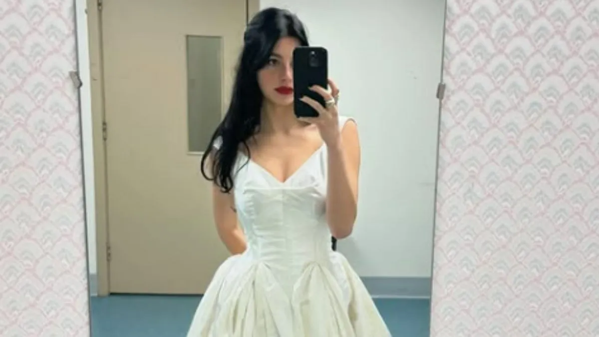 Leonardo DiCaprio’s Ex Turns Heads in a Plunging Top That Dips Lower ...