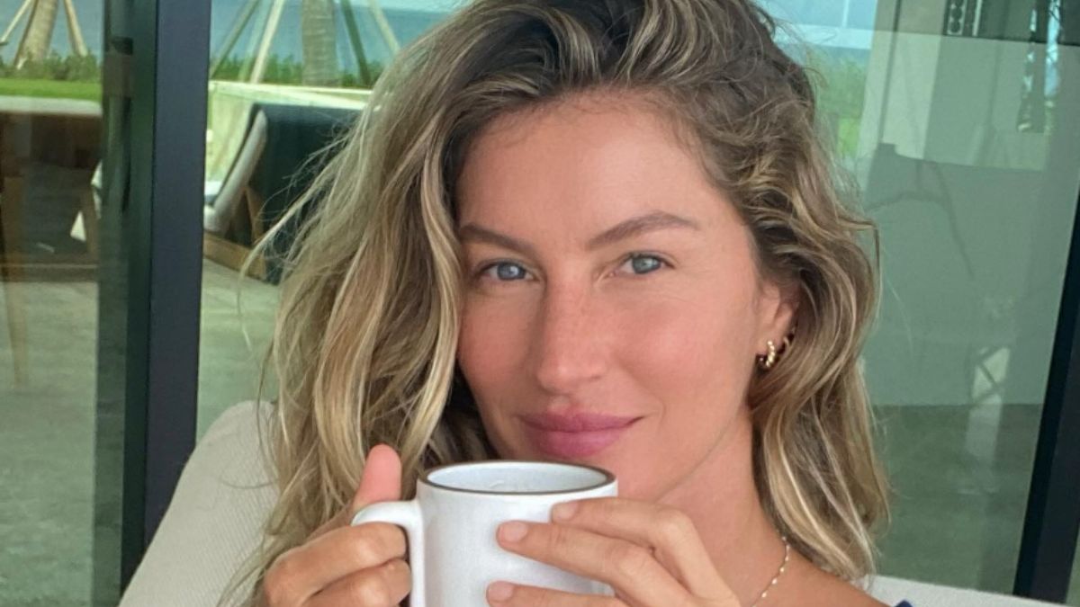 Gisele Bundchen Goes Pantless in Tiny Miu Miu Coat Worn as Micro ...