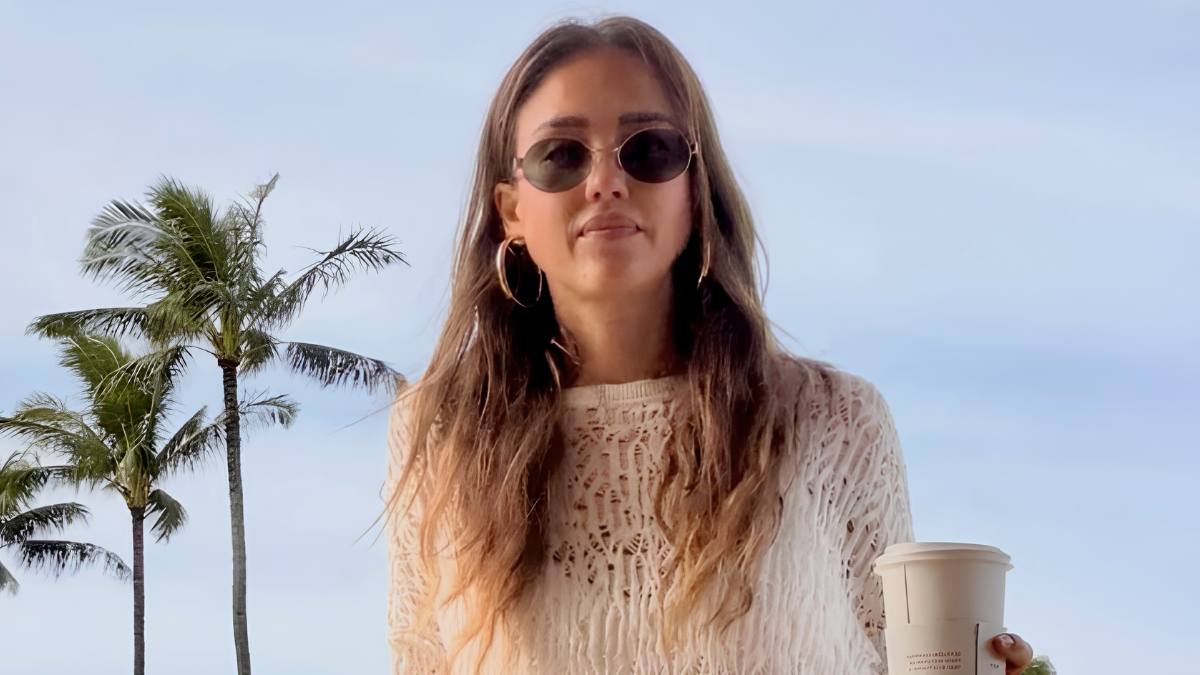 Jessica Alba’s Pantsuit Leaves Just Enough Room for a Peek at Her Toned ...