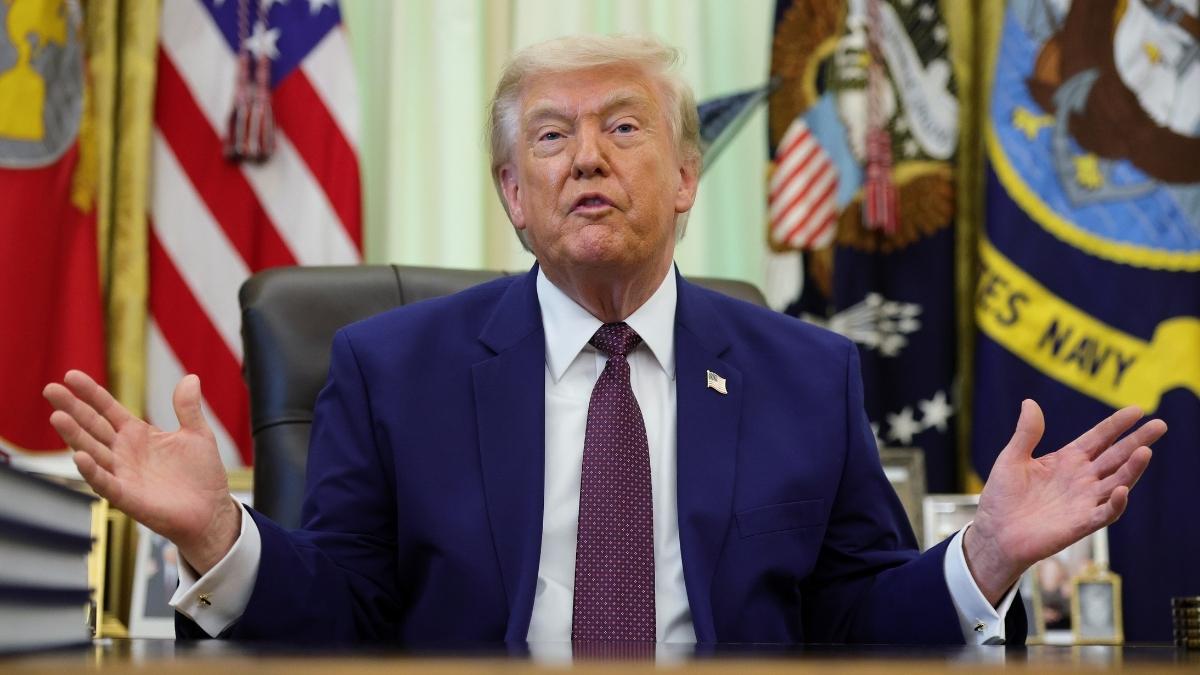Donald Trump Attacks CNN's Kaitlan Collins During Heated Press Exchange ...