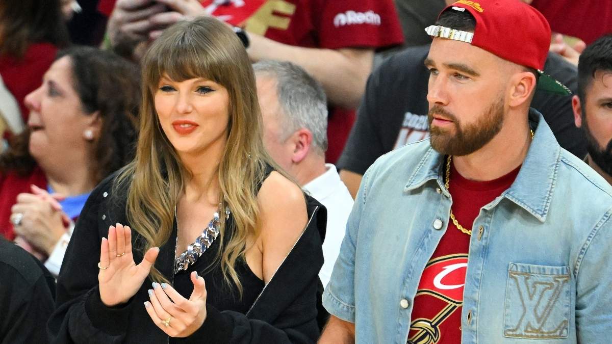 Taylor Swift's Figure-Hugging Velvet Dress Was Made for New York Nights ...