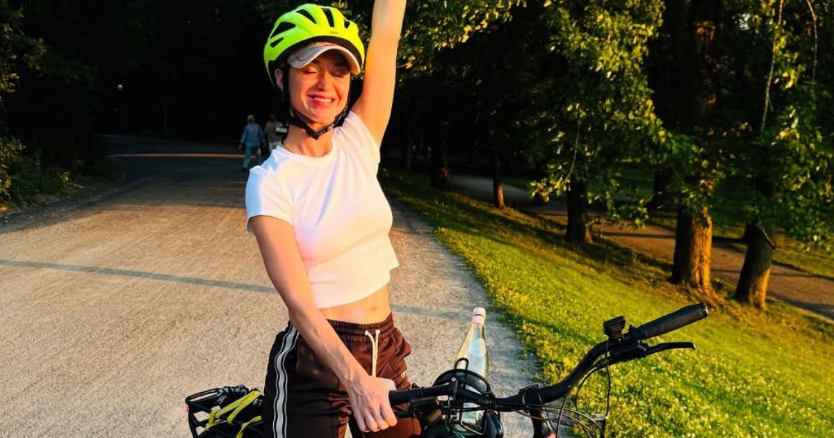 Katy Perry's Cropped Top Adds Extra Heat to PDA-Filled Outing - Reality Tea
