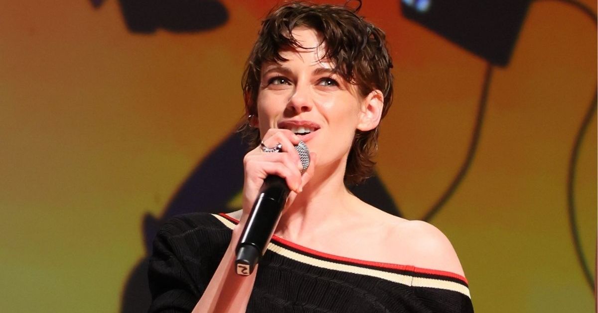 Kristen Stewart's Chanel Micro Minidress Boldly Slips off One Shoulder ...